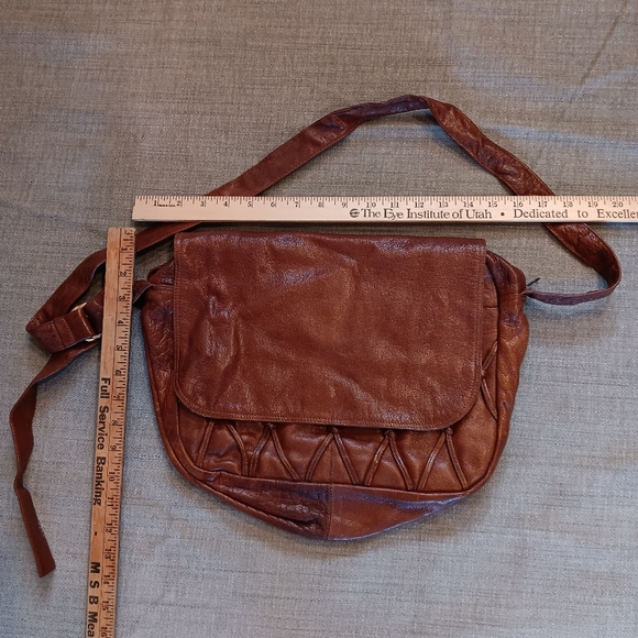 Kenneth Cole New York | Bags | Kenneth Cole Large Leather Shoulder Bag ...